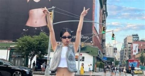 제니 뉴욕 시내에 걸린 속옷 광고판 앞에서 인증샷자랑스러워