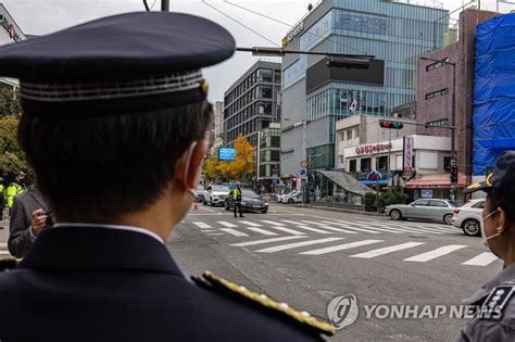 이태원 파출소 향하는 신임 용산경찰서장 연합뉴스