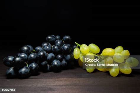어두운 나무 배경에 신선한 파란색과 녹색 포도가 잔뜩 있습니다 텍스트를 위한 공간 0명에 대한 스톡 사진 및 기타 이미지 0명 갈색 개체 그룹 Istock