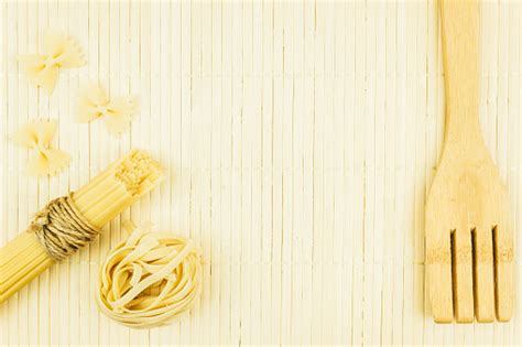 건조 파스타 스파게티와 테이블에 나무로 되는 숟가락의 다양 한 텍스트를 위한 공간 복사 건강한 생활방식에 대한 스톡 사진 및 기타 이미지 건강한 생활방식 건강한 식생활