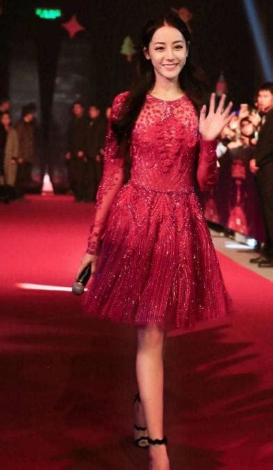 迪麗熱巴 關曉彤 唐嫣 穿同款紅裙，網友：有人似少女有人似大媽 每日頭條