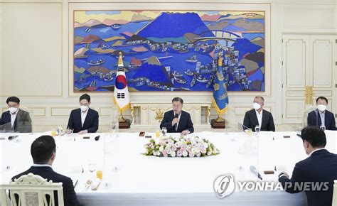文在寅邀六大企业集团掌门共进午餐 韩联社