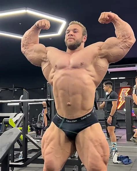 White Muscle Bull Exhib In Black Briefs 日本語で