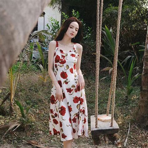 เดรสลายดอกสีแดง กระโปรงพลีท ดีไซน์เล็กๆ เอวบาง เดรสยาวรัรูปผ้านิ่มใส่