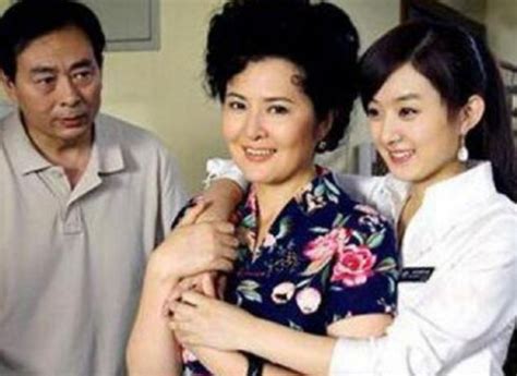 赵丽颖父母曝光，隐藏了12年不是种地的，网友：能红与父母有关 家庭