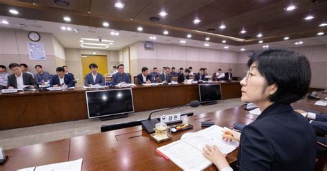 회의 주재하는 한화진 장관