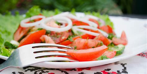 육즙이 많은 토마토 양상추 오이 붉은 양파 아루굴라 딜 신선한 파슬리를 곁들인 샐러드 수제 음식 기호 이미지입니다 맛있고 건강한