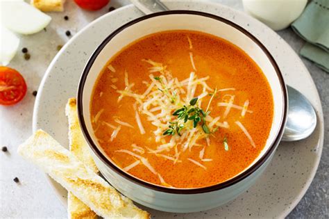 크루 통와 밝은 슬레이트 배경에 그릇에 치즈 수프 토마토 퓌 건강 한 식 생활의 개념입니다 다이어트 메뉴입니다 0명에 대한 스톡 사진 및 기타 이미지 Istock