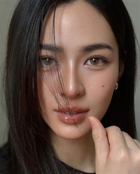 Artis Thailand Ini Cetak Sejarah Jadi Brand Ambassador Makeup Korea Pertama