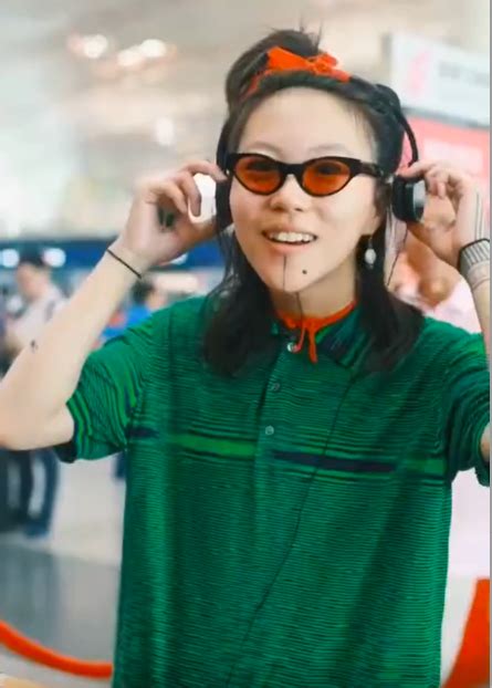 窦靖童近照曝光，绿衣红发带搭配冲天揪造型雷人，被指撞脸宋丹丹凤凰网娱乐凤凰网
