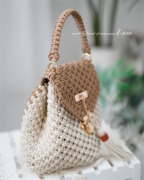 이음마크라메 인조가죽끈으로 만들어 가신 앵그리백 이랍니다 손잡이 모양도 좀 더 앳지 있게 만들어 보았어요 부산에서 마크라메 공방을 운영 하고 계시는 찰이공방 쌤께서