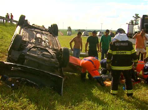 G1 Acidente deixa 2 feridos na Rodovia Washington Luís em Ibaté SP