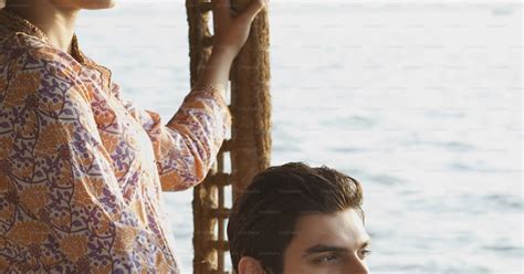 배를 탄 여자 옆에 앉아 있는 남자 사진 Unsplash의 사진술 이미지