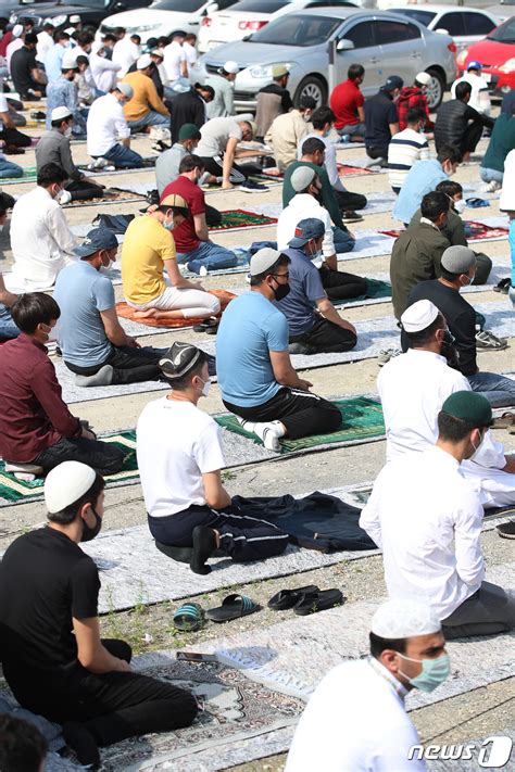 이슬람 라마단 종료 거리두기 지키는 예배