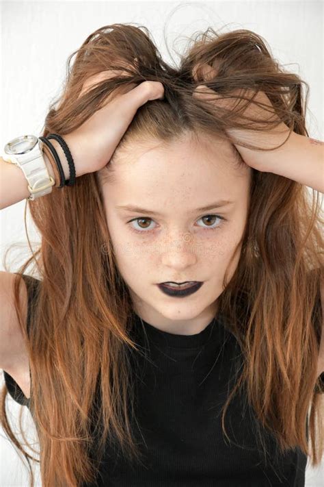 De Tiener Met Zwarte Lippen Verfomfaait Haar Haar Stock Foto Image Of Gotisch Manier