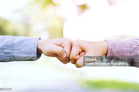 비즈니스 사람 충돌의 다른 손의 공격 두 주먹 펀치 사이 닫습니다 사업 경쟁에에서 대결의 개념 등 복사 텍스트에 대 한 빈 공간을 두고 2명에 대한 스톡 사진 및 기타