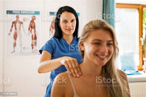 물리 치료 프로그램의 젊은 여성 20 24세에 대한 스톡 사진 및 기타 이미지 20 24세 25 29세 2명 Istock