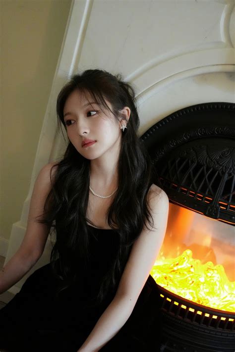 李兰迪壁炉写真氛围感拉满 穿黑色吊带裙肌肤雪白