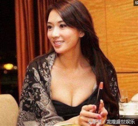 林志玲休息室玩手機，魔鬼身材辣眼睛，網友：擋不住！ 每日頭條