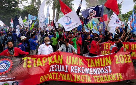 Kawal Pengesahan UMK 2022 Buruh Se Jabar Unjuk Rasa Di Gedung Sate