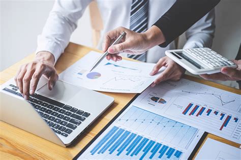 전문 경영진 비즈니스 팀 브레인스토밍 으로 투자 프로젝트 작업 계획 및 파트너와의 대화 및 협력 상담의 비즈니스 전략 수립 2명에 대한 스톡 사진 및 기타 이미지 Istock