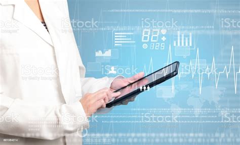 Female 담담의 및 태블릿 간호사에 대한 스톡 사진 및 기타 이미지 간호사 건강관리와 의술 과학 Istock