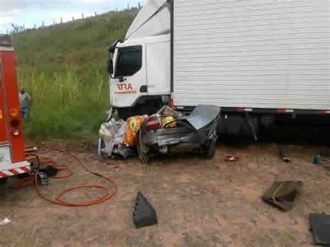 Tragédia batida entre carro e carreta mata pai mãe e filha de 3 anos na BR 116 próximo a Muriaé