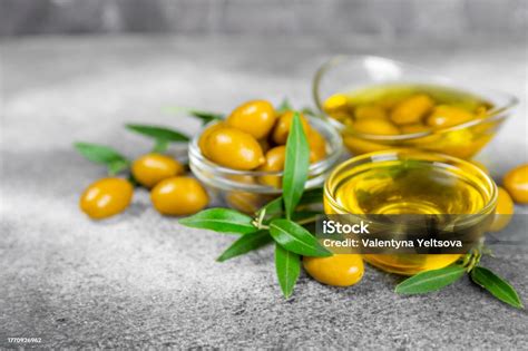 질감 배경에 병에 올리브 오일 기름 병과 올리브 가지와 열매가 담긴 그릇 텍스트의 위치 복사 공간 식용유와 샐러드 드레싱 건강한 생활방식에 대한 스톡 사진 및 기타 이미지