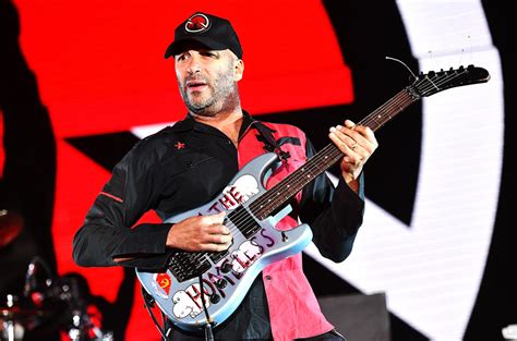 Rage Against The Machines Tom Morello Tackled By Security At Bands