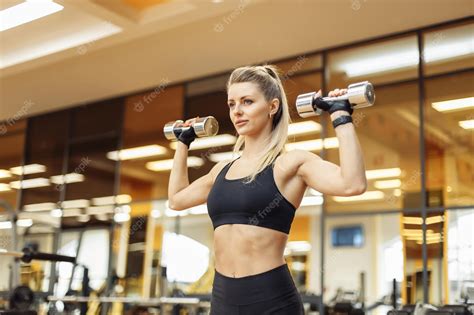 Mujer Joven En Forma Sexy Con Cuerpo Perfecto Vestido Con Ropa