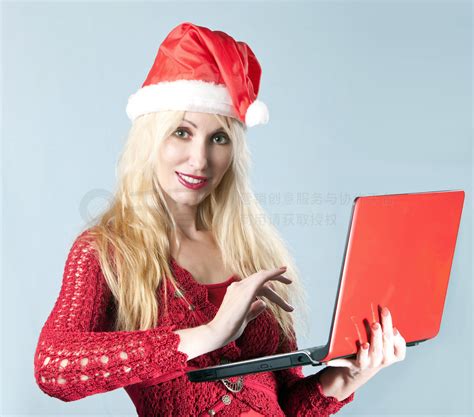 计算机高清图片新年的帽子的年轻美丽的白肤金发的妇女有红色膝上型计算机的人像图片免费下载格式3500像素编号39202472 千图网