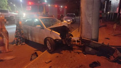 Colisão de carro contra poste deixa duas vítimas em Trombudo Central