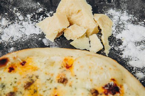 음식 재료와 콘크리트 검은색에서 맛 있는 이탈리아 피자를 요리 향신료 Copyspace 탑 뷰 배너 Cabaret에 대한 스톡 사진 및 기타 이미지 Istock