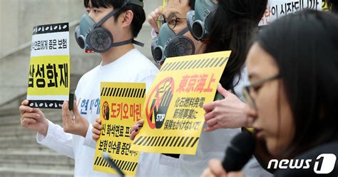 석탄·화석연료 보험 중단하라 방독면 쓴 환경단체 회원들