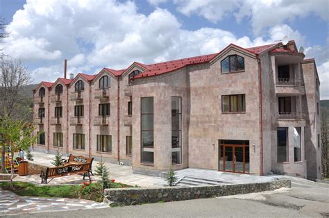 «ԱԼՊԻՆԱ ԾԱՂԿԱՁՈՐԻ ՀԱՆԳՍՏՅԱՆ ՏՈՒՆ ԵՎ ՀՅՈՒՐԱՆՈՑ • ՀԱՅԱՍՏԱՆ ԵՐԵՎԱՆ • ՍՓՅՈՒՌ