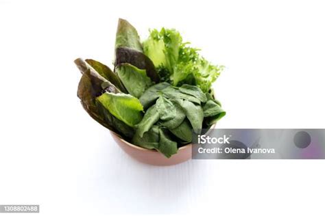 시금치 양상추 흰색 배경에 로메인 샐러드 잎이 있는 그릇 상추에 대한 스톡 사진 및 기타 이미지 상추 시금치 하이 앵글