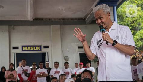 Kenakan Baju Putih Bertuliskan Sat Set Ganjar Pranowo Sapa Pendukungnya Di Cilacap Foto