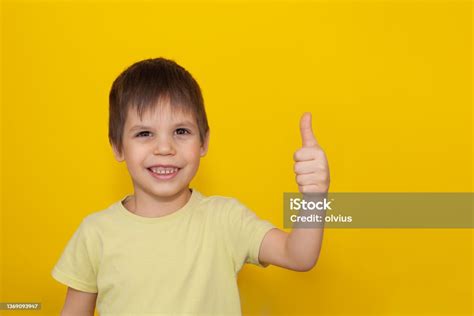 손가락으로 웃는 어린 소년의 초상화가 뾰족한 같은 보여주는 소년 노란 칠판에 고립 된 아이 공간을 복사합니다 4 5세에 대한 스톡 사진 및 기타 이미지 Istock