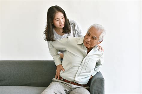 노인의 관절염 관절 통증 문제 고관절 제스처에 손을 가진 노인 아시아 남자 딸이 두려워하고 그녀의 아버지 부상 증상에 대해 걱정