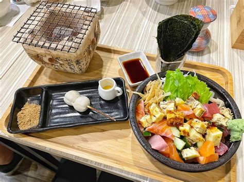台中逢甲日式料理平價推薦拾飯，內用熱麥茶、鮭魚味噌湯無限續，還有現烤日式糰子超特別～ 熱血台中