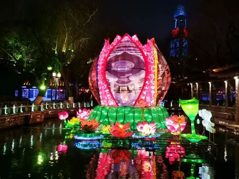 为了丰富市民的文化生活，近些年来，趵突泉公园还连续推出了花灯会、菊花展以及曲山艺海等文化活动。
