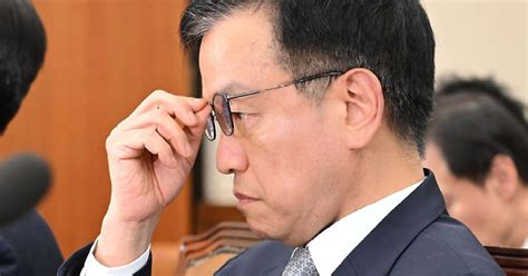 헤럴드pic 안경을 고쳐쓰는 최상목 부총리 겸 기획재정부 장관