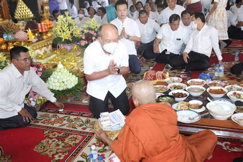 នាយឧត្តមសេនីយ៍ សៅ សុខា និងលោក ស្រីចូលរួមក្នុងពិធីកាន់បិណ្ឌវេនទី១៤ នៅវត្តទេពវង្សី សារព័ត៌មាន