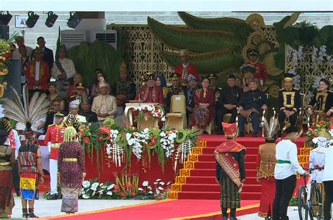 Dapat Hadiah Sepeda Dari Presiden Jokowi Ini 7 Pemenang Busana Adat