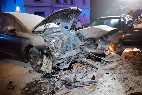 Heftiger Frontalcrash in Chemnitz Audi kracht mit Citroën zusammen