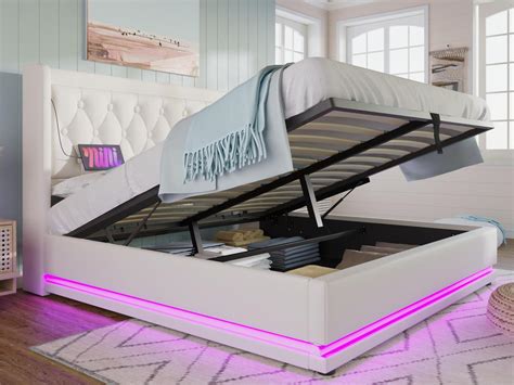 Gewatteerd Opbergbed 140 X 200 Cm In Kunstleer Met Oplaadfunctie En LED Aan Het Voeteneinde Wit
