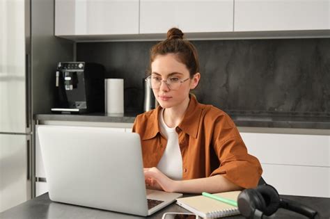 Retrato de una mujer joven concentrada con gafas trabajadora ...