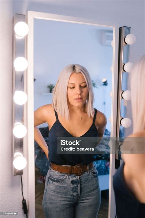 거울을 보고 옷을 시도하는 소녀 명랑하고 행복 힙스터 흰색 염색 머리와 귀여운 아름다운 백인 길 불확실성에 대한 스톡 사진 및 기타 이미지 Istock