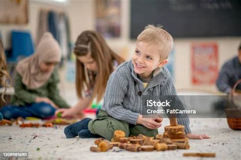 나무 블록으로 재생하는 동안 행복 유치원 소년 2 3 살에 대한 스톡 사진 및 기타 이미지 2 3 살 4 5세 6 7 살