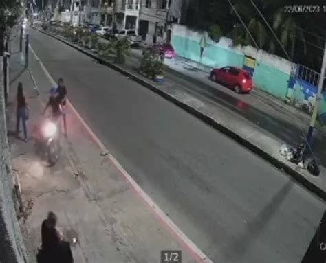 Quatro Homens Em Motos Quadrilha Assalta Mulheres Na Ribeira Veja Vídeo